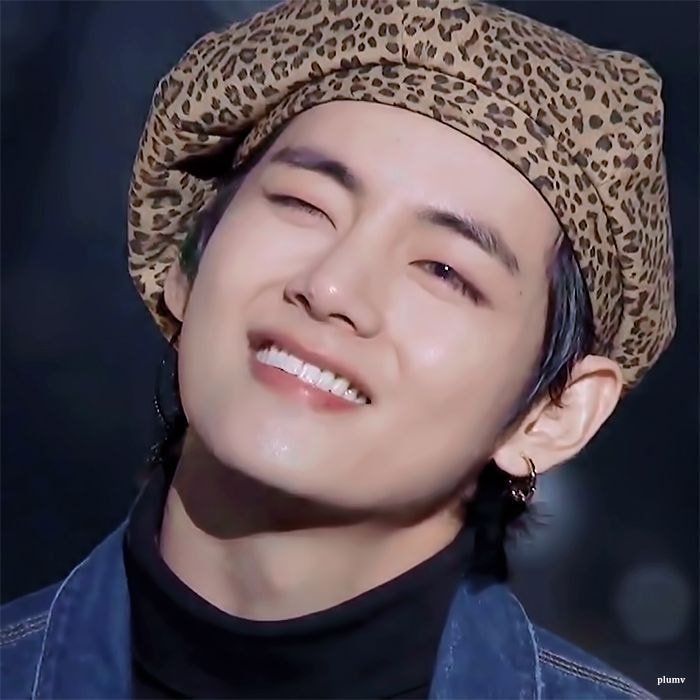 Here's 12 Different Color Berets That BTS's V Can Pull Off Effortlessly ...