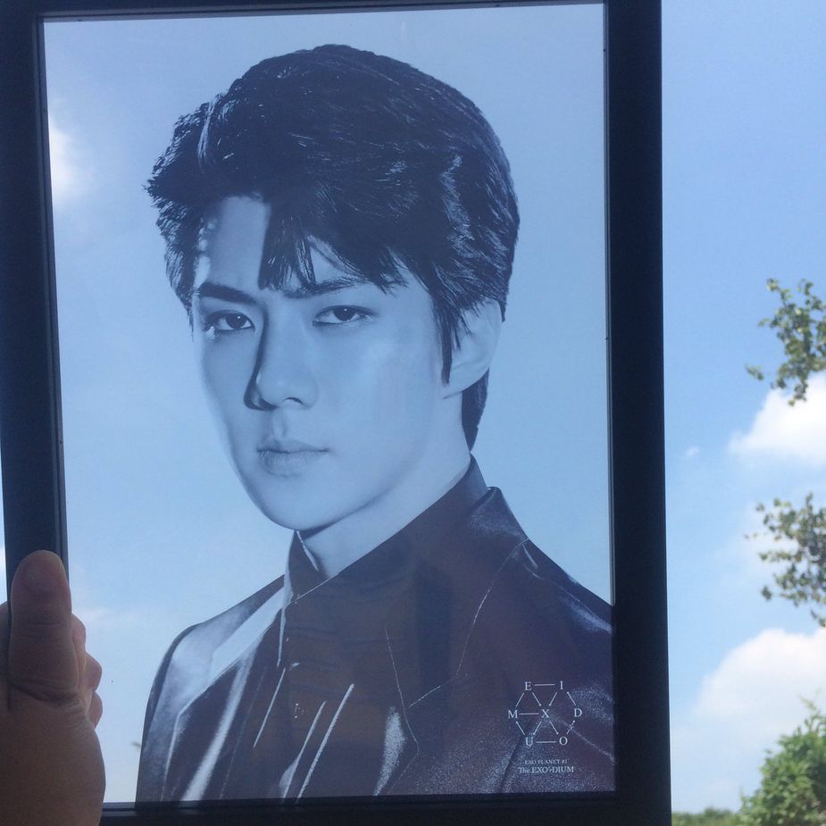 Fans are in love with EXO's new concert merchandise: framed ...