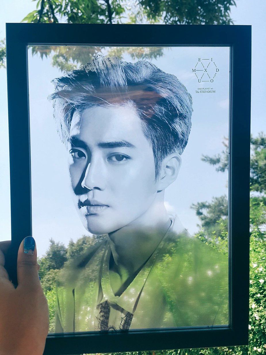 Fans are in love with EXO's new concert merchandise: framed ...