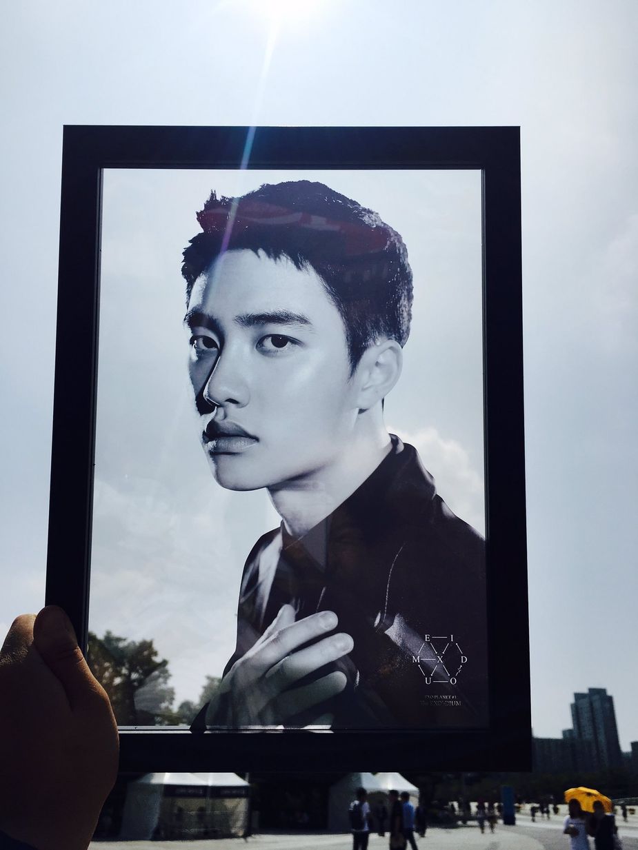 Fans are in love with EXO's new concert merchandise: framed ...
