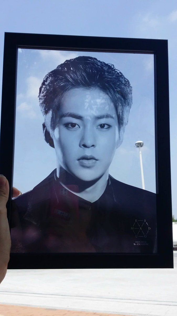 Fans are in love with EXO's new concert merchandise: framed ...