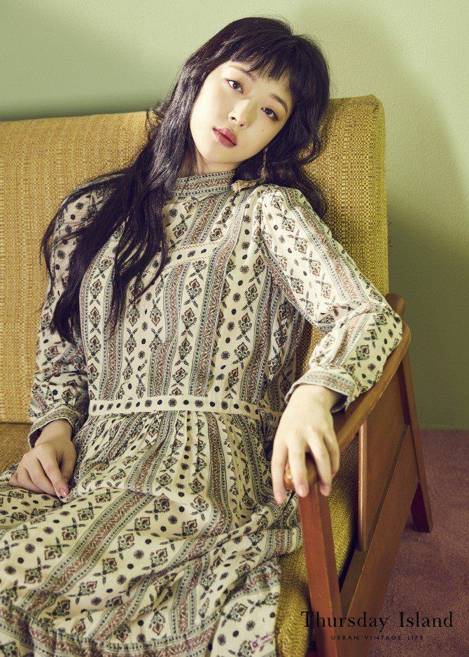 Sulli travels back to the past in retro style photoshoot - Koreaboo