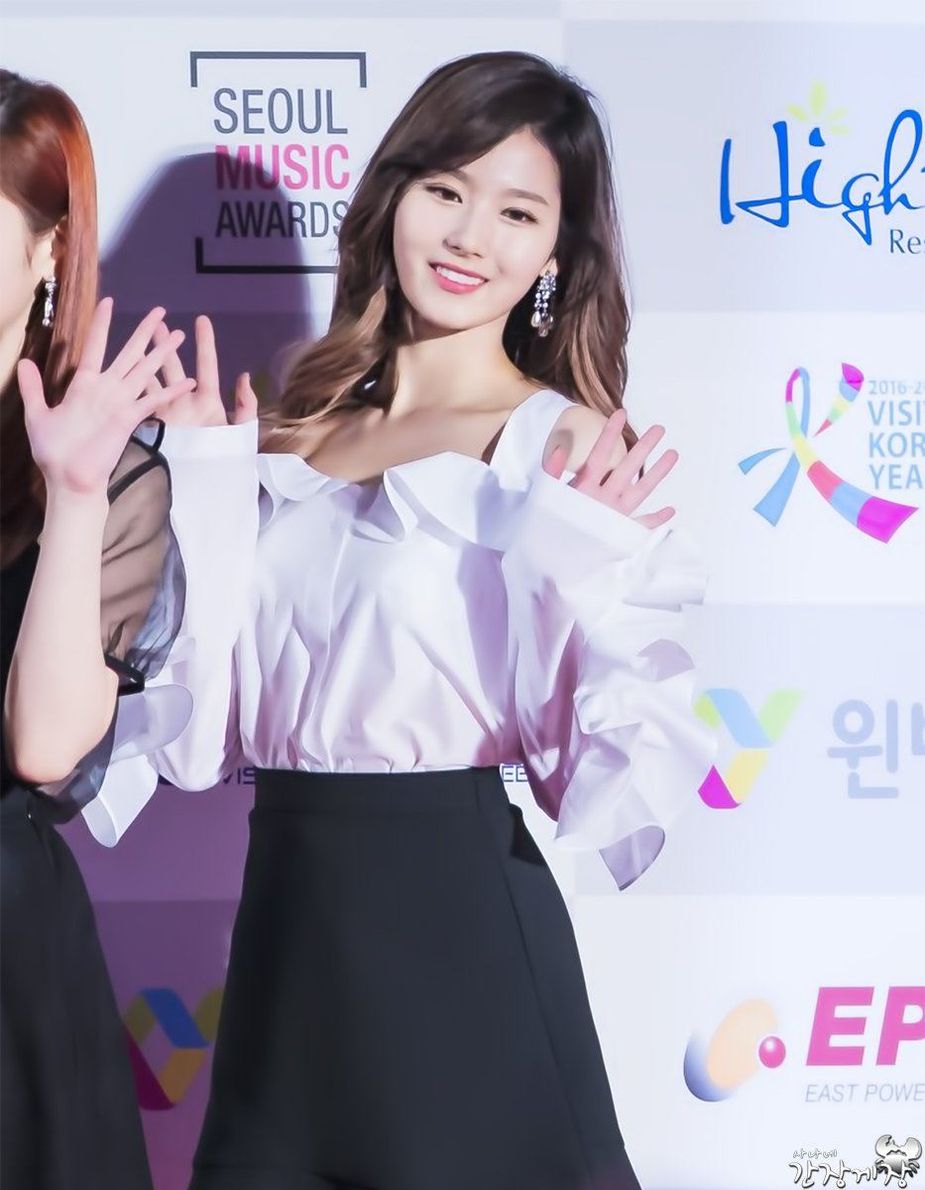 9 Photos of Sana Looking Gorgeous With High-Waisted Skirt and Bare ...