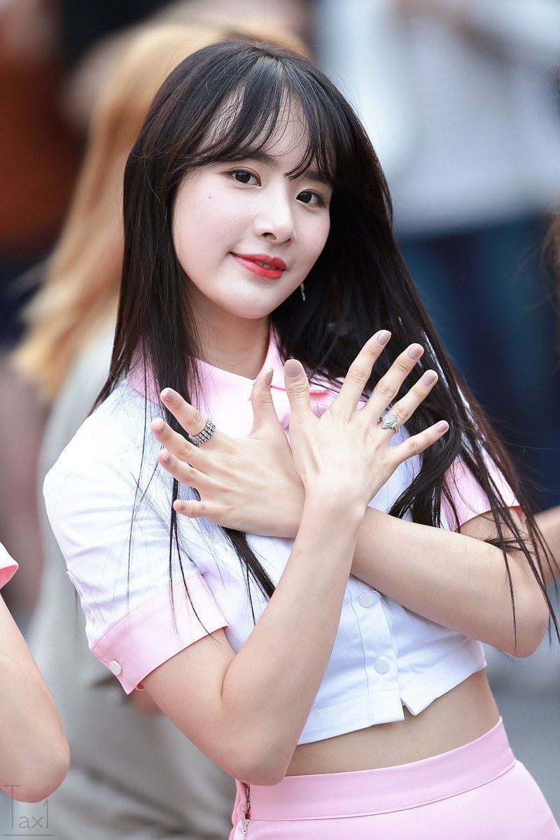 This rookie idol is winning fans with her incredible beauty - Koreaboo
