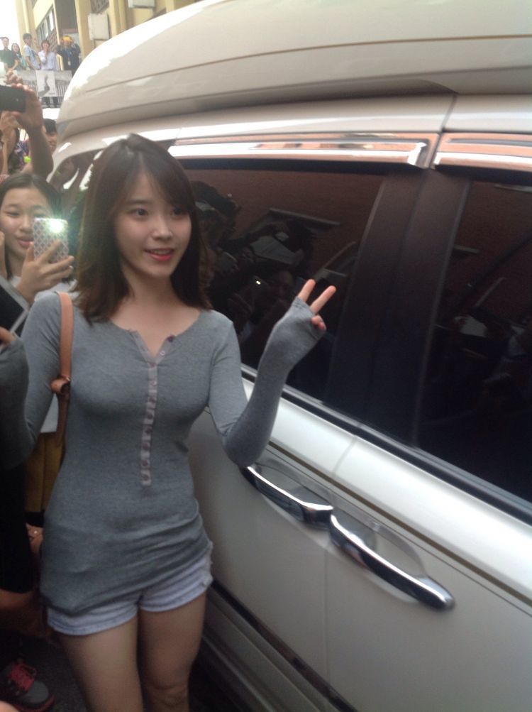 Pictures Show How Tiny IU's Size 33 ½ Body Really Is - Koreaboo