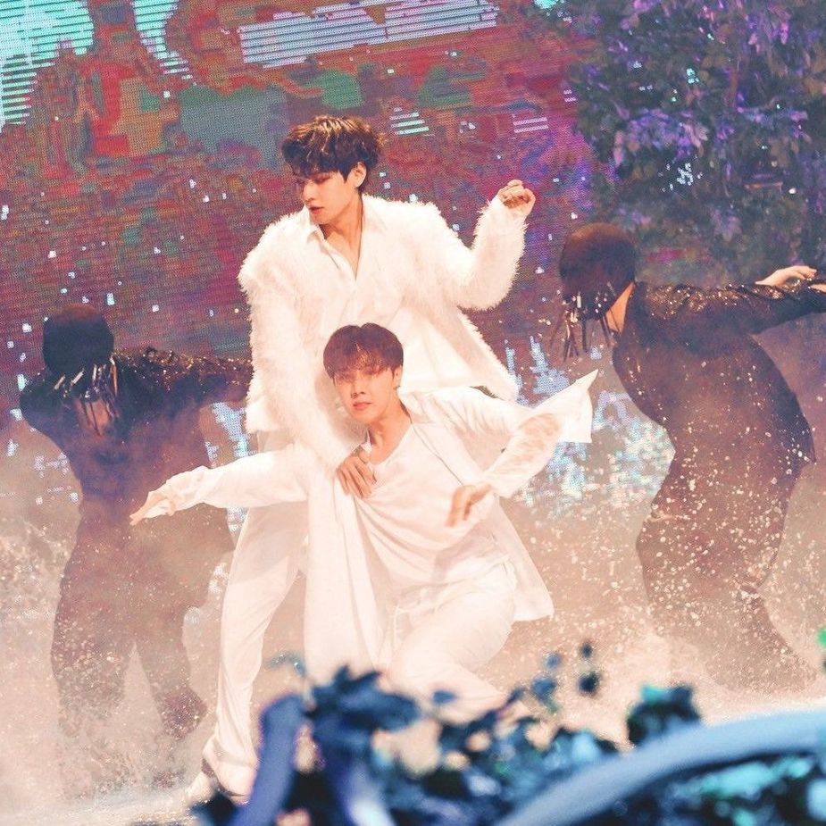 BTS's V Is Deemed A "Face Genius" By Fans For Looking Flawless During ...