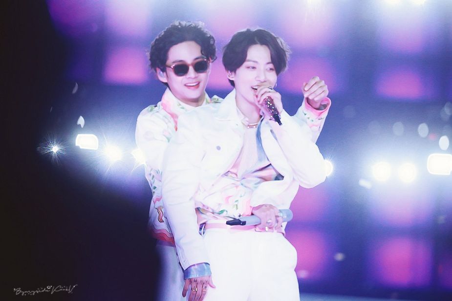 BTS's V Suddenly Finishes His Live Broadcast — ARMYs Think It's All ...