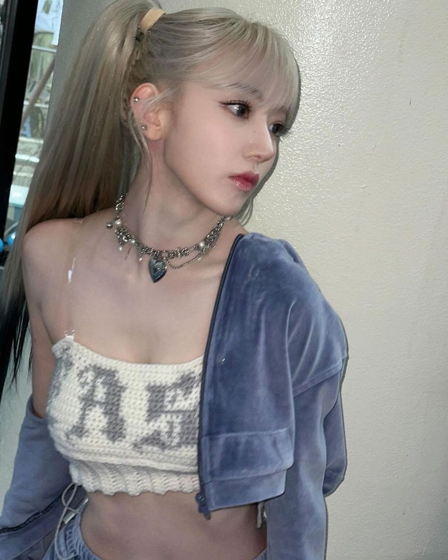 LE SSERAFIM's Sakura Crocheted Her Own Performance Outfit, Proving She's A Multi-Talented Queen ...