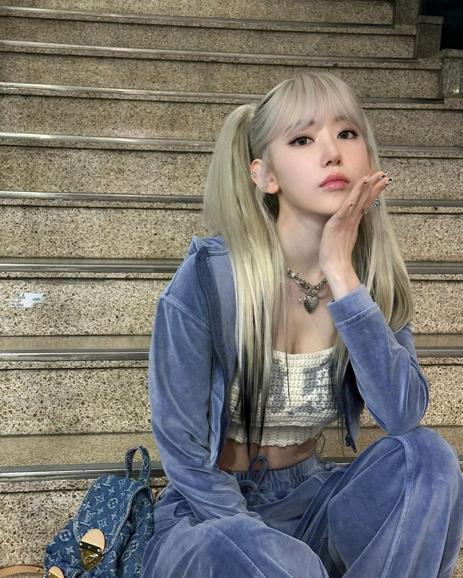 LE SSERAFIM's Sakura Crocheted Her Own Performance Outfit, Proving She ...