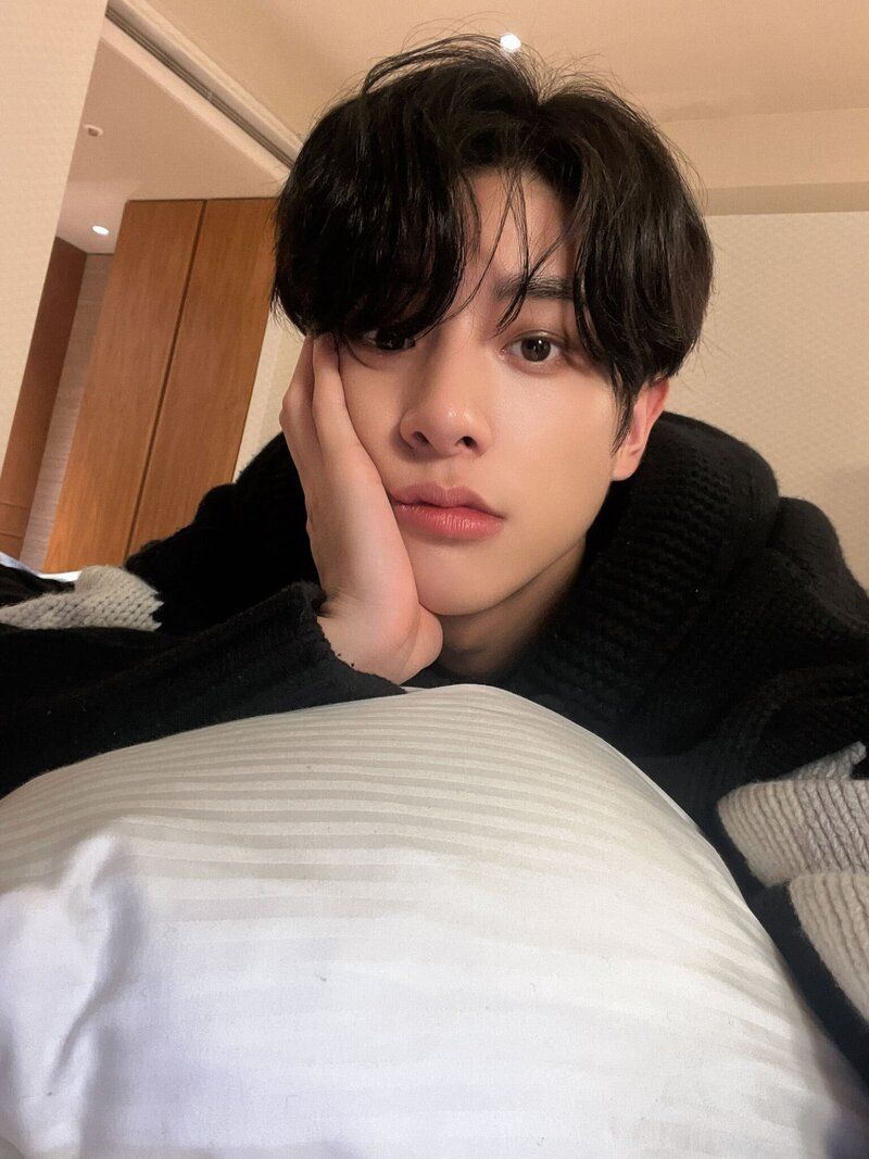 ENHYPEN's Jake Shows How Close He's Gotten To Stray Kids By Giving An ...