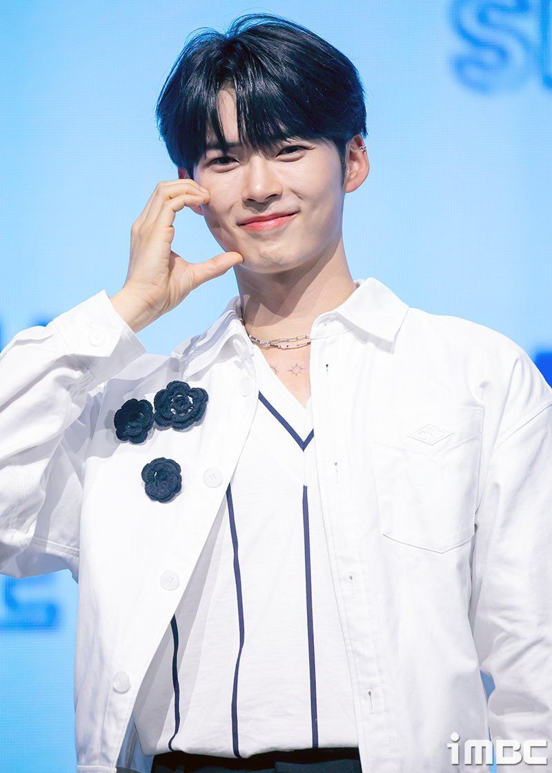 ZEROBASEONE's Sung Hanbin Has A Hard Time Keeping Cool While Meeting ...