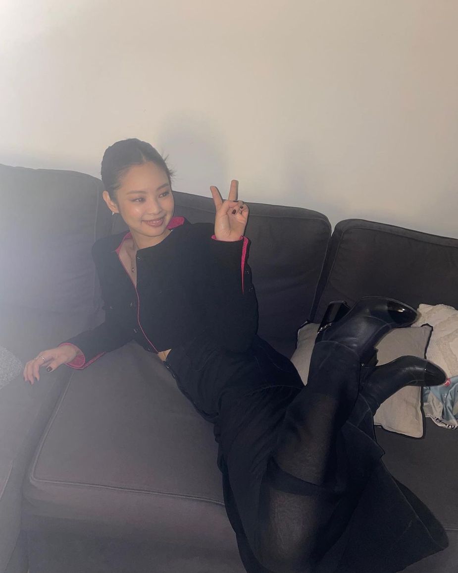 BLACKPINK's Jennie Flaunts Her Tiny Waistline And Flat Stomach In New ...