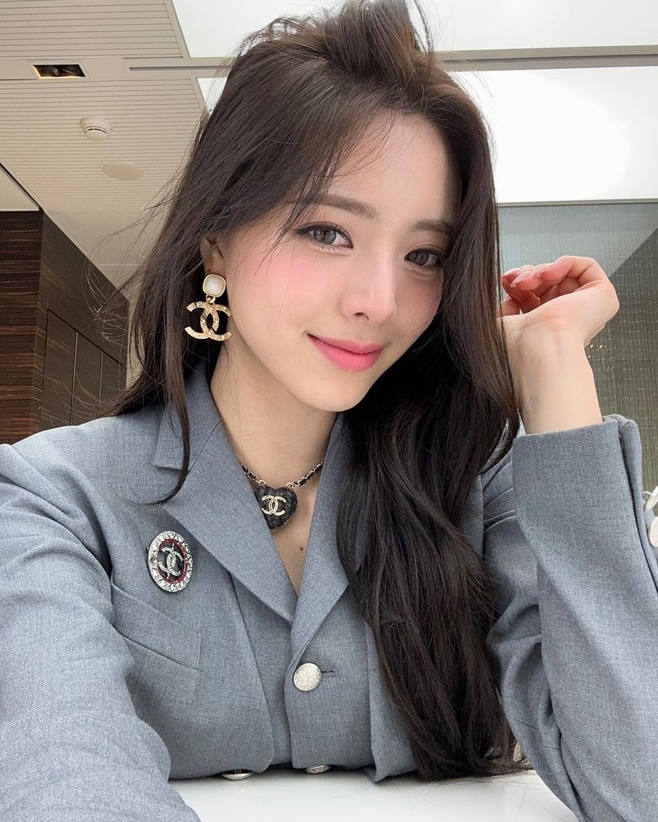 ITZY's Yuna Once Again Shocks Fans With Her Unreal Visuals And Curvy ...