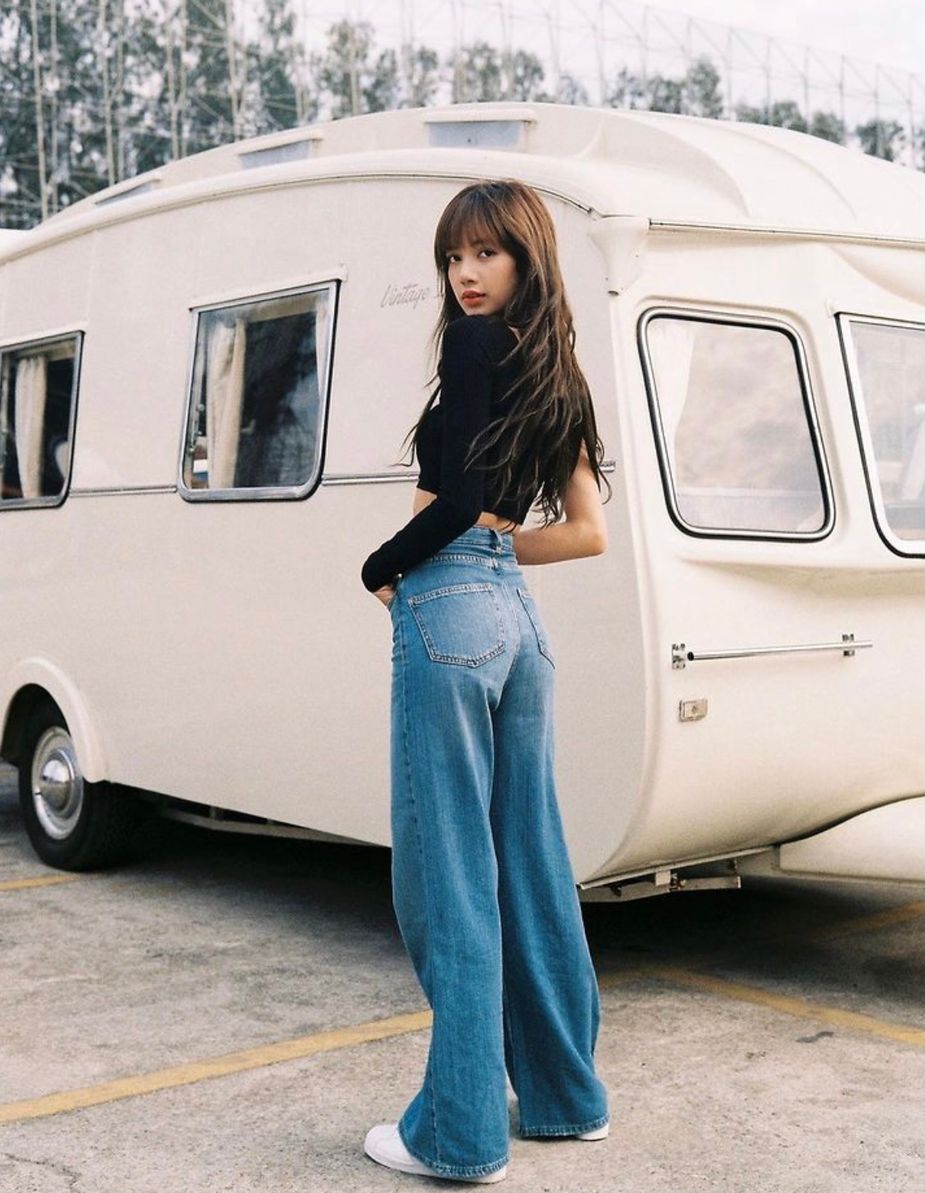 10+ Times BLACKPINK's Lisa Taught Us How To Style Baggy And Wide-Leg ...