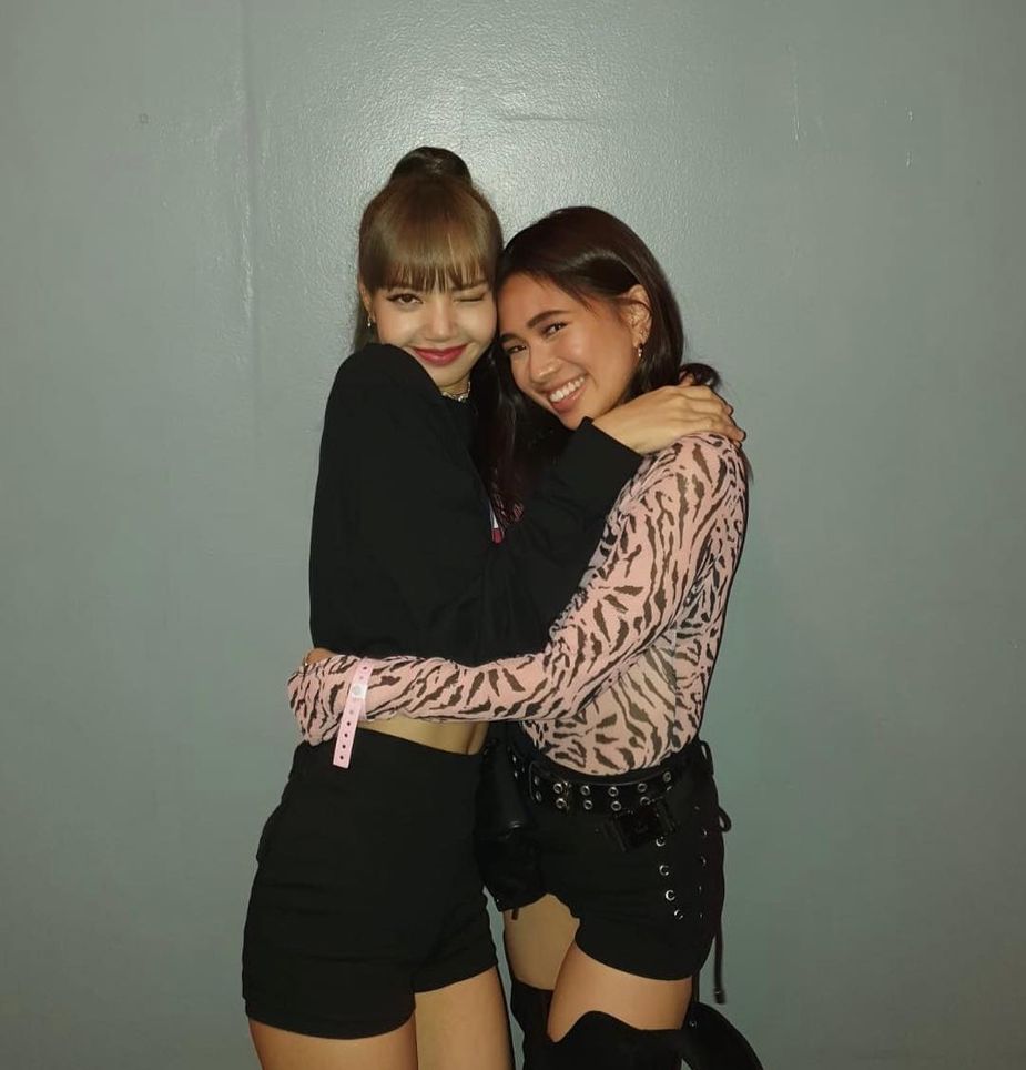 BFFs Lisa And Niki Hung Out Backstage At BLACKPINK's Concert - Koreaboo