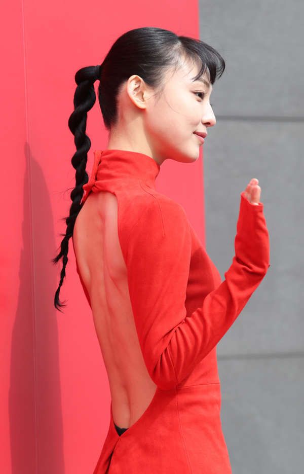 "Lady In Red" Rising Actress Goes Viral For Her Stunning Backless Dress ...