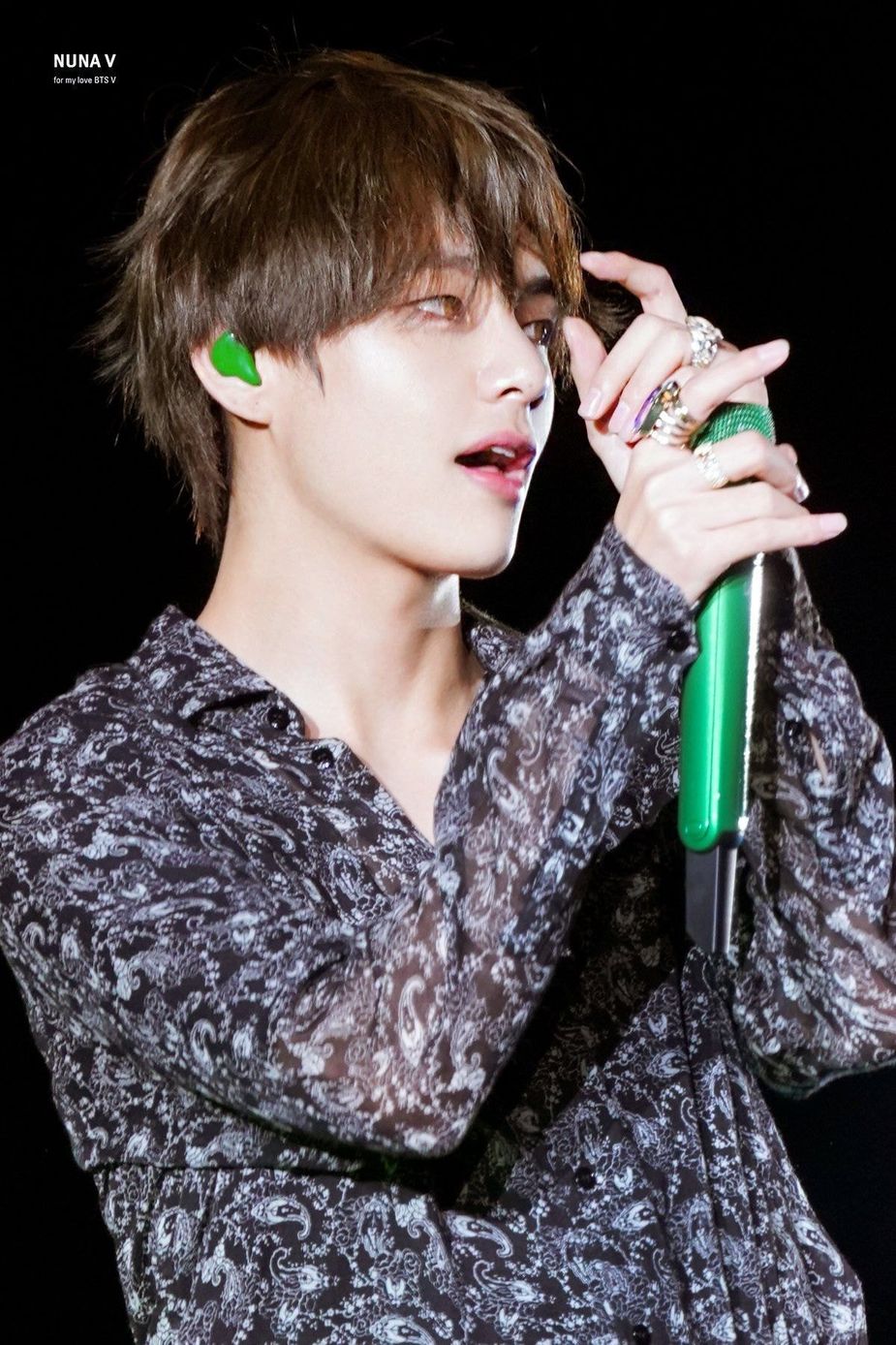 16 Pictures Of BTS's V's Gorgeous Fingers That Will Surely Cast A Spell ...