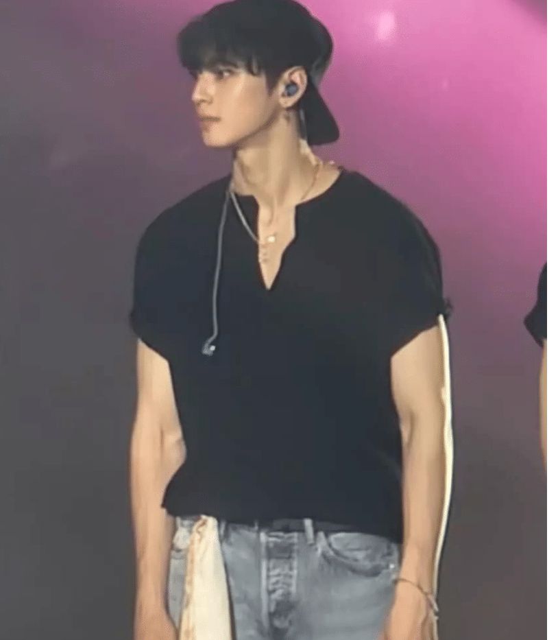 ASTRO's Cha Eunwoo Leaves Netizens Shook Over His Bulked-Up Physique ...