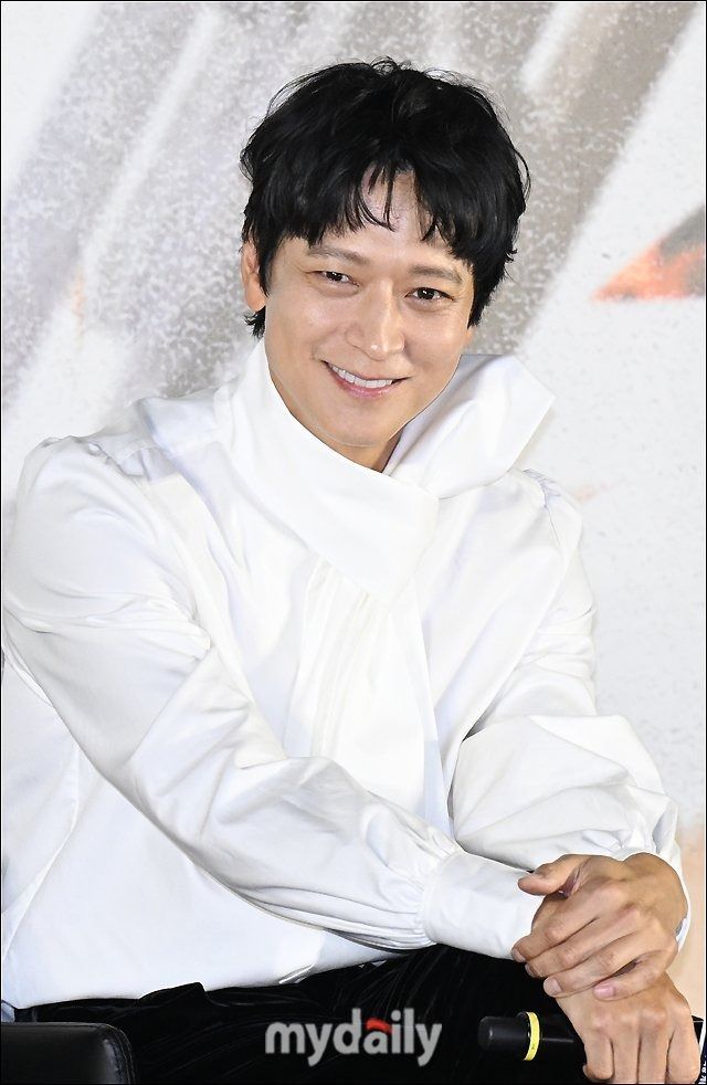 A Handsome Veteran Actor Is Going Viral For His Unexpected Reaction To ...