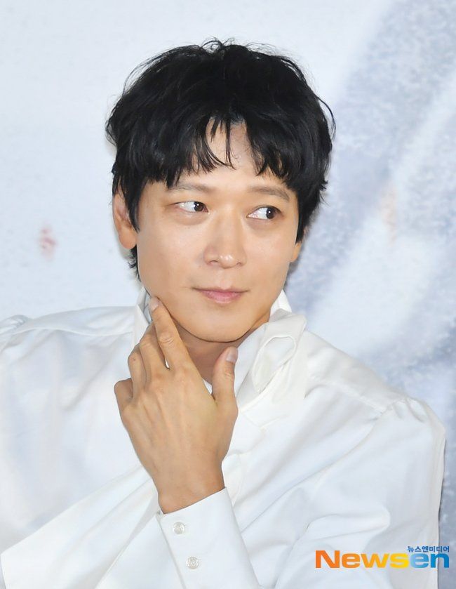 A Handsome Veteran Actor Is Going Viral For His Unexpected Reaction To ...