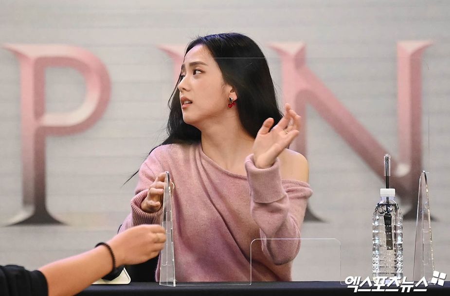 Fans Are Praising BLACKPINK Jisoo's Efforts To Communicate With Fans ...