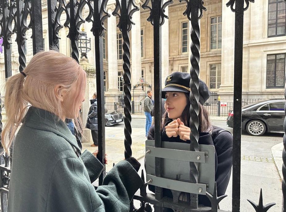 BLACKPINK's Lisa And Rosé Recreate An Iconic Movie Scene On Their Day ...