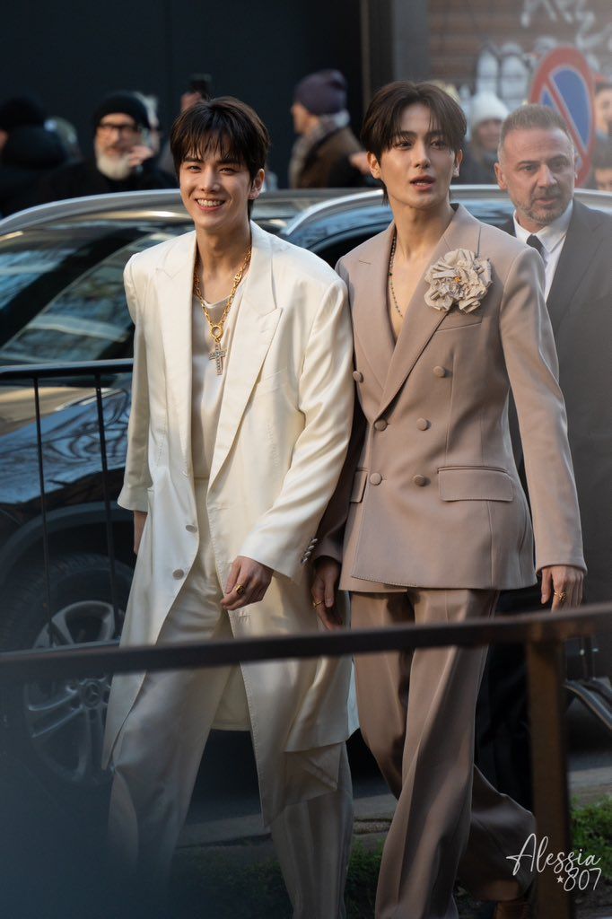 4th Gen K-Pop Idol Goes Viral For Interaction With His Fanboy - Koreaboo