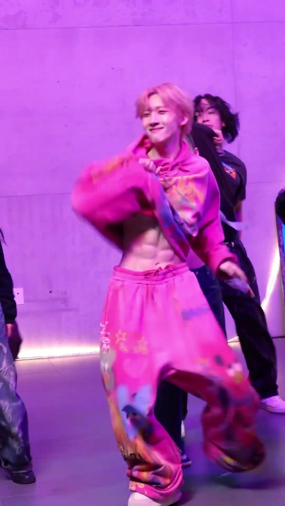 3rd Gen Idol Shocks Netizens With His Flawless Abs - Koreaboo