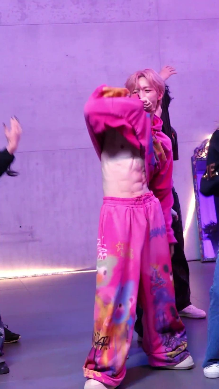 3rd Gen Idol Shocks Netizens With His Flawless Abs - Koreaboo