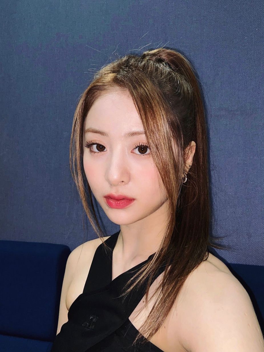 LE SSERAFIM's Yunjin Debuts A Completely New Hair Color And Fans Are ...