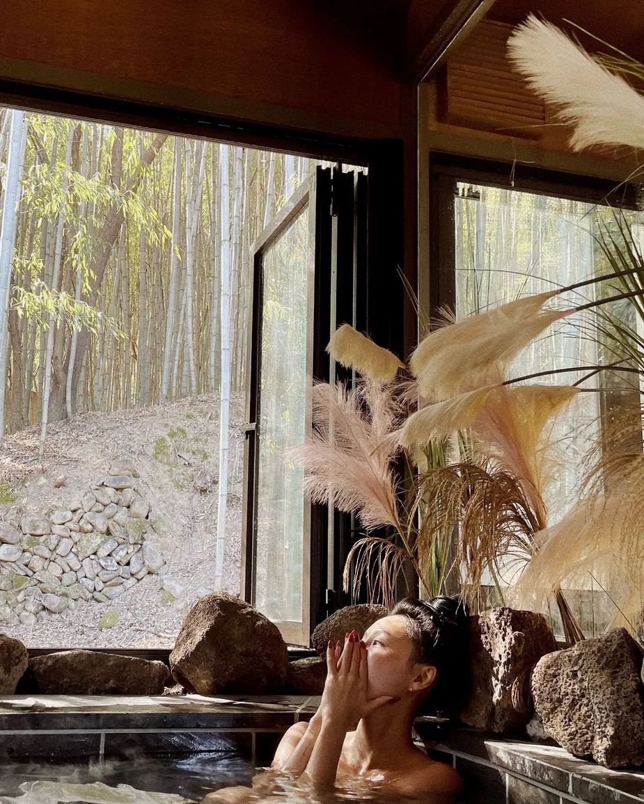 MAMAMOO Hwasa Stuns Fans With A Topless Picture On Instagram - Koreaboo