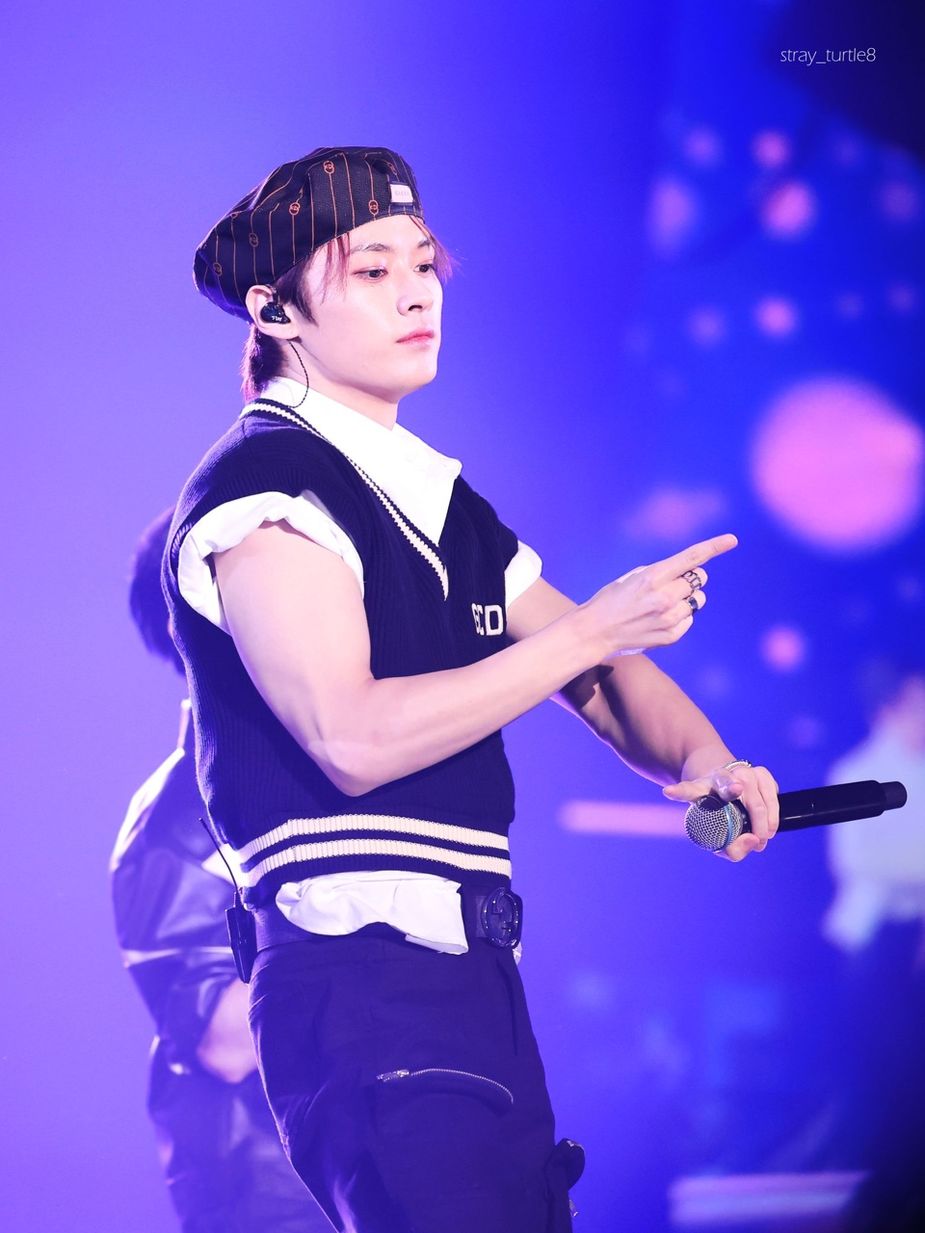 Fans Realize Just How Muscular Stray Kids' Lee Know Is And Are Now ...