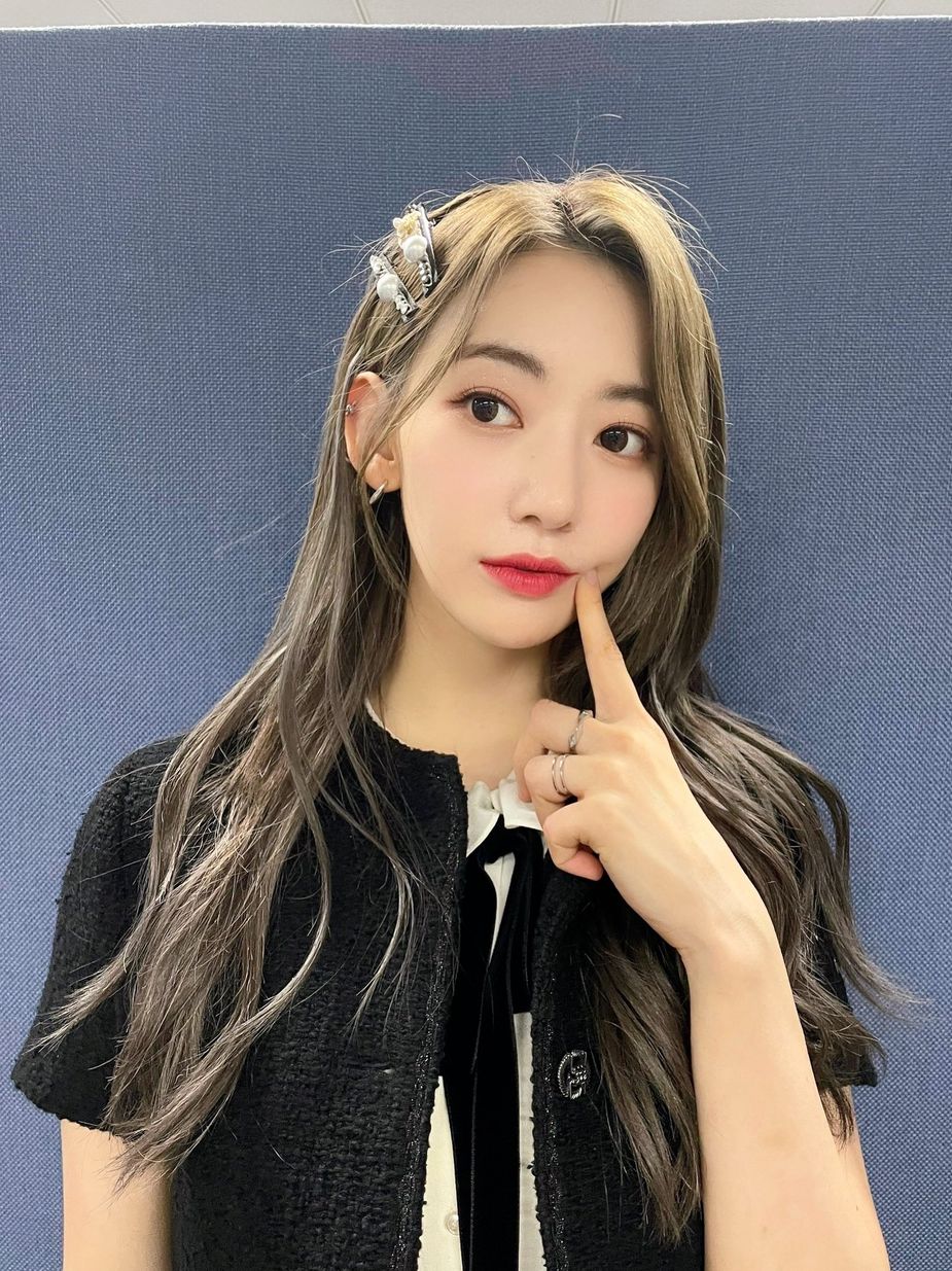 LE SSERAFIM’s Sakura Stuns With Her Visuals And Tiny Waist As She Shows ...