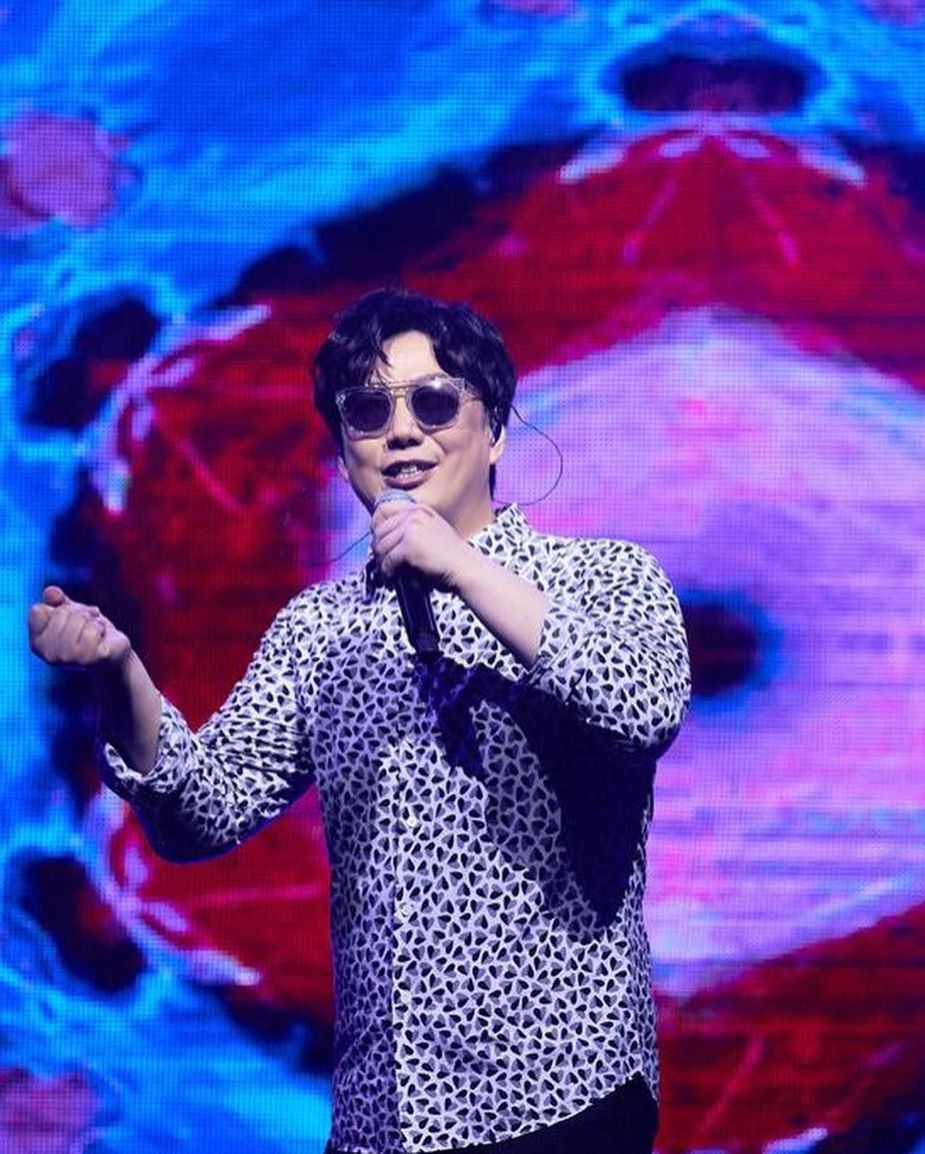 Controversy Erupts After A Blind Singer Performs With His Back To The ...