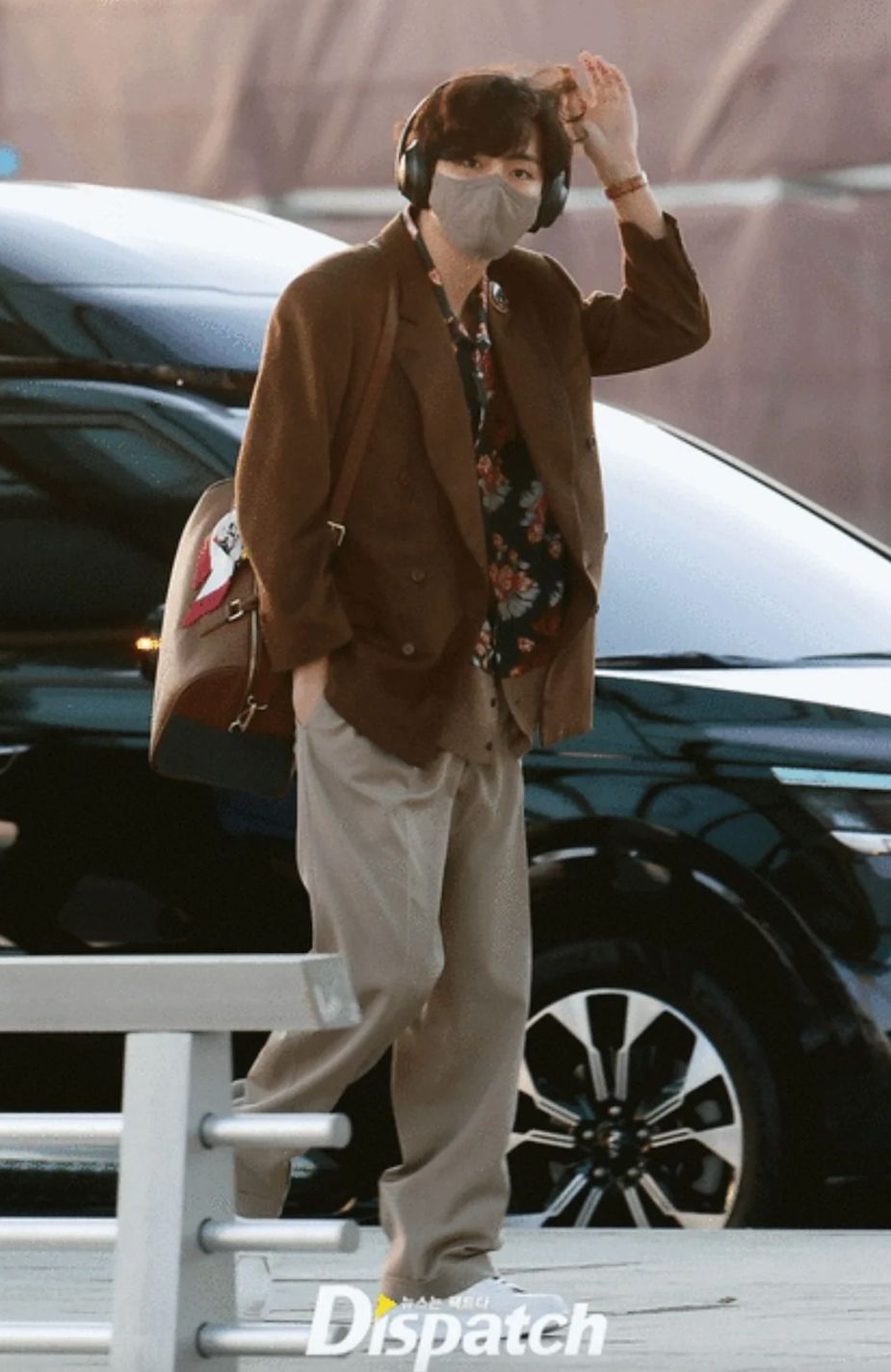 BTS's V Gains Attention For His Impeccable Fashion Sense On The Way To ...