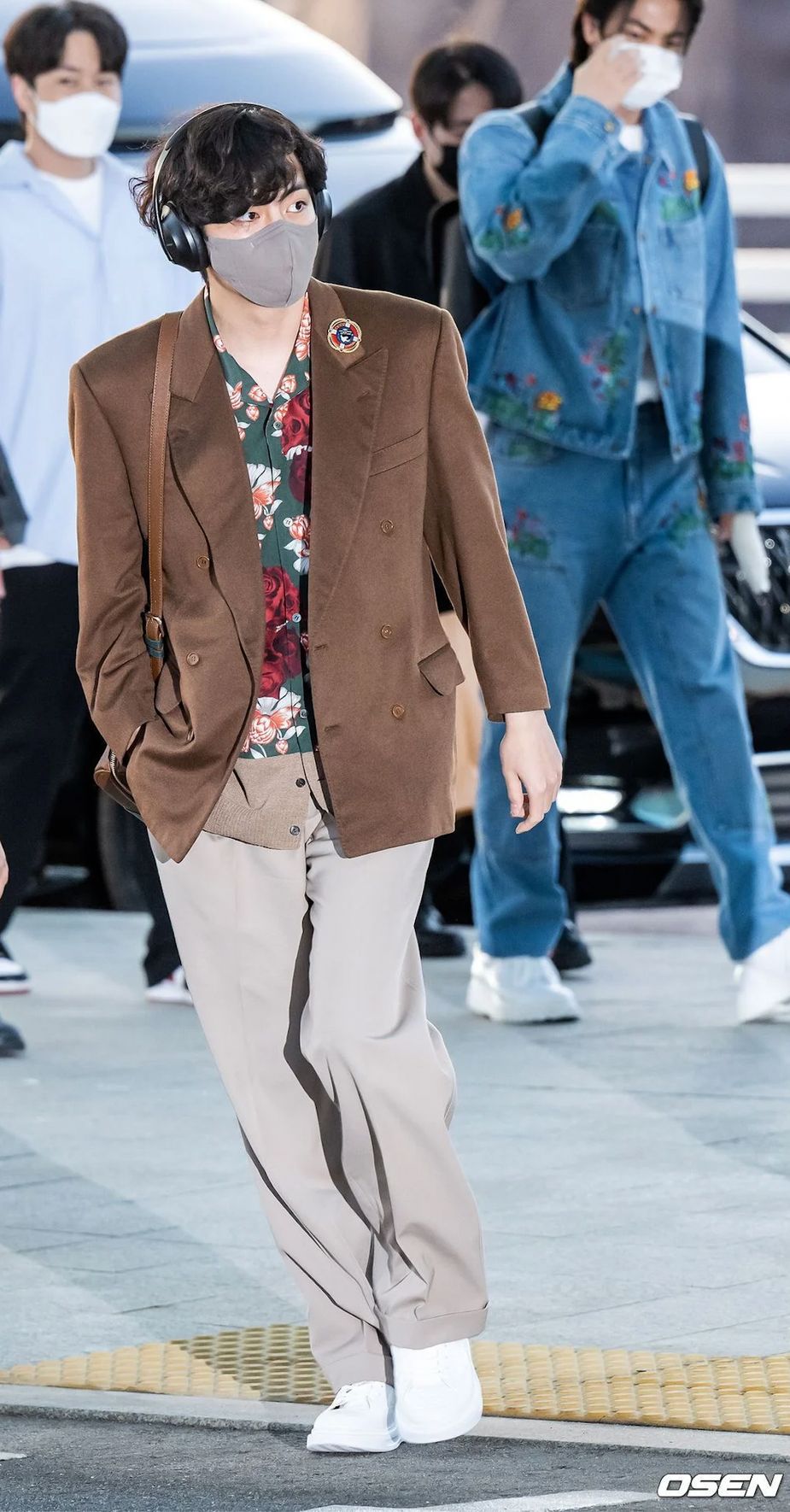 BTS's V Gains Attention For His Impeccable Fashion Sense On The Way To ...