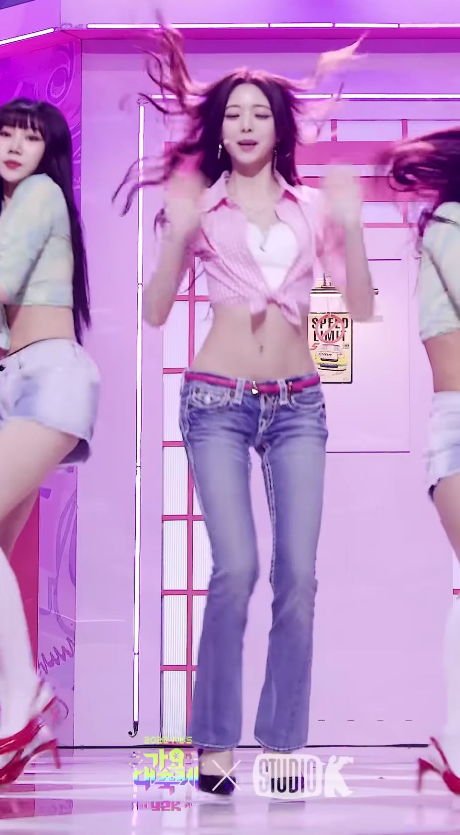 ITZY's Yuna Goes Viral For Her "Queen Card" Visuals At The “2022 KBS K-Pop Festival” - Koreaboo