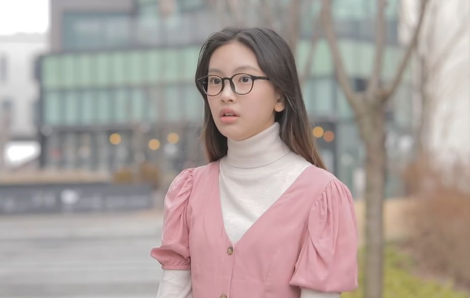 Fans Can't Get Enough Of The Old Photos Of NewJeans' Hyein And CLASS:y ...