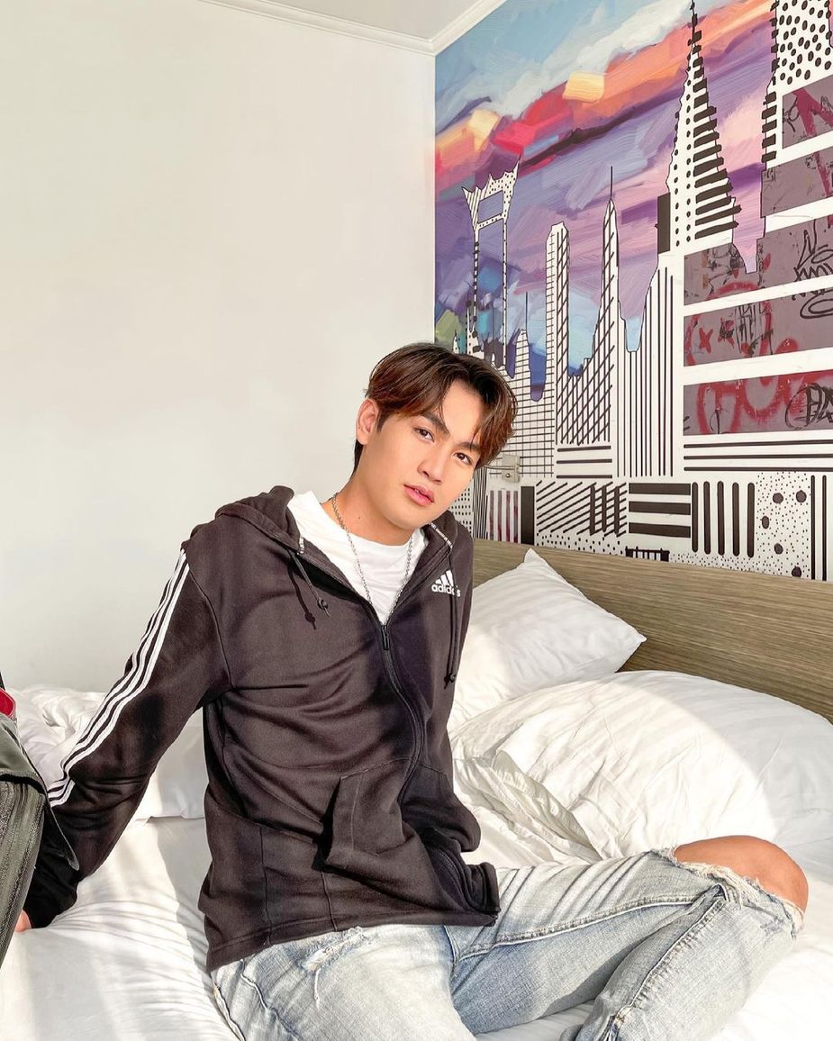 Thai Actor Who Fatally Stabbed His Girlfriend Claims It Was "An ...