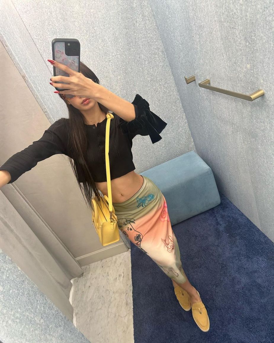 BLACKPINK's Lisa Goes Viral For Her Tiny Waist And Curvy Hips - Koreaboo