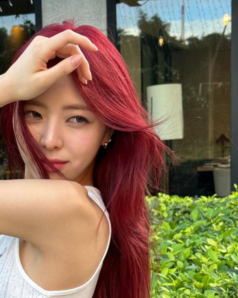 ITZY's Yuna Flaunts Her Unreal Waist To Hip Ratio In Low Rise Jeans ...