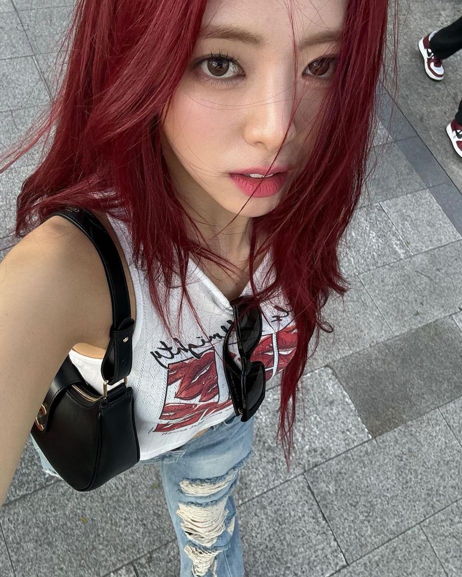 ITZY's Yuna Flaunts Her Unreal Waist To Hip Ratio In Low Rise Jeans ...