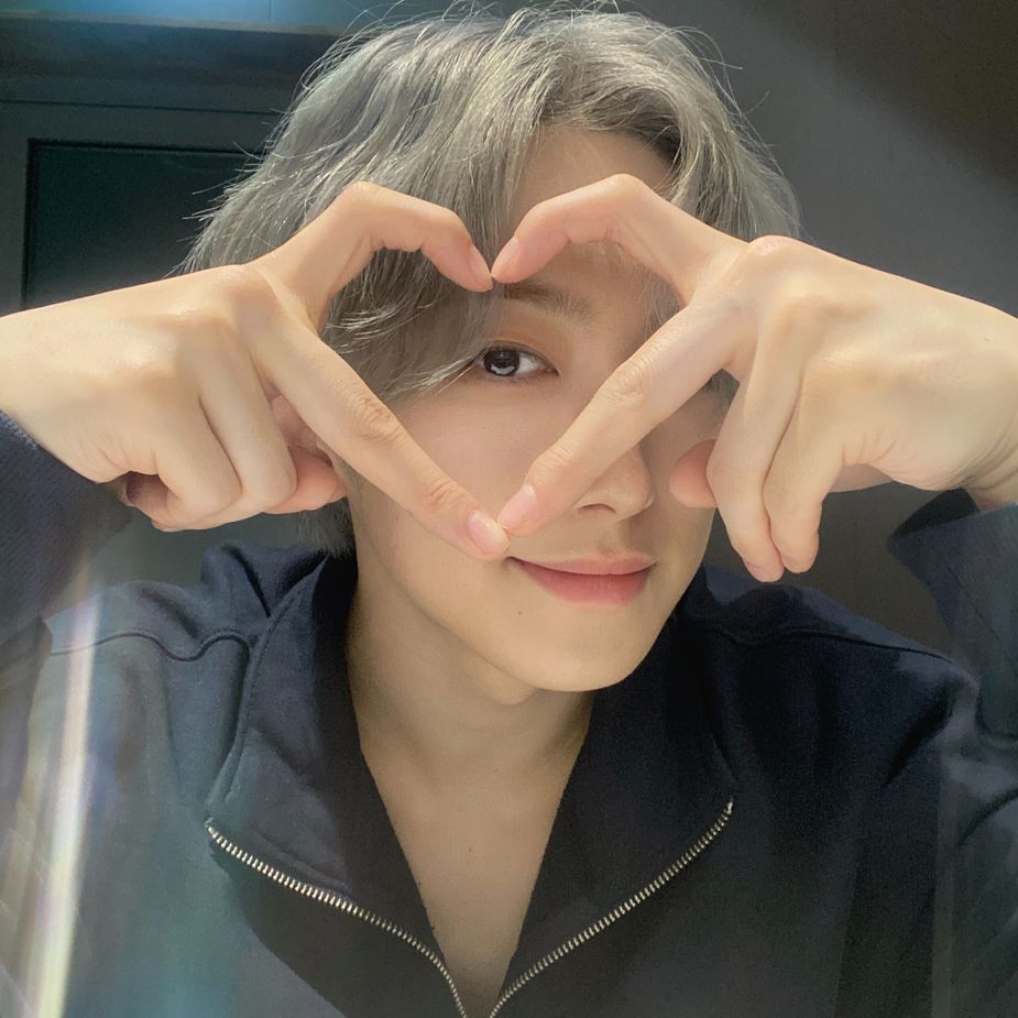 A Rookie Idol Learned Sign Language Just To Speak With Fans - Koreaboo