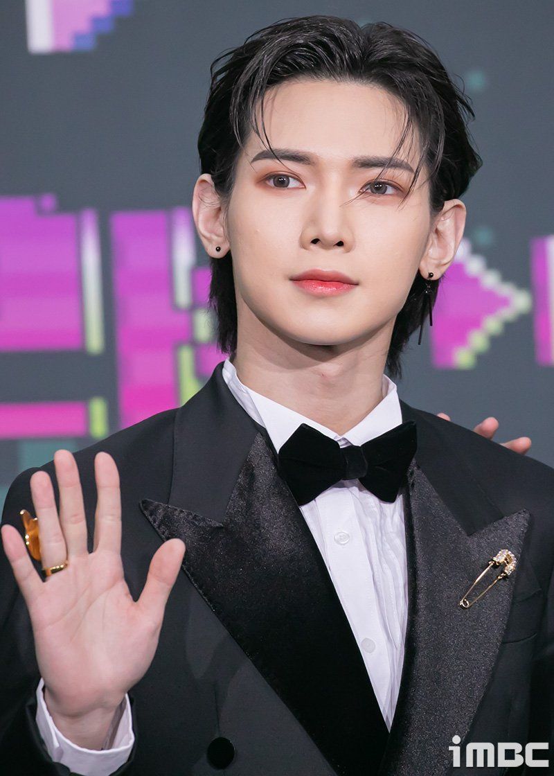 ATEEZ's Yeosang Is TXT Soobin's Biggest Supporter At The "2022 KBS K-Pop Festival" - Koreaboo