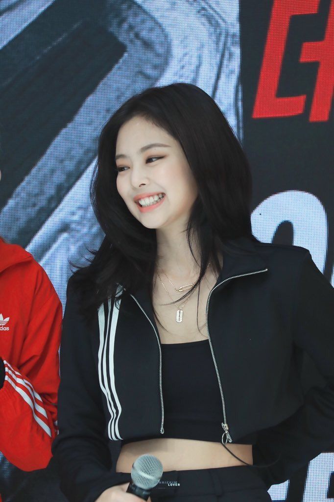 BLACKPINK's Jennie Rocks Any Headpiece, No Matter How Silly - Koreaboo