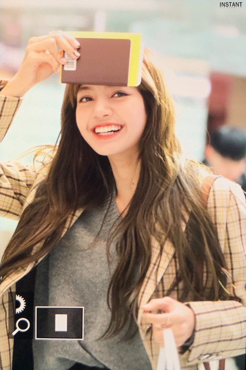 BLACKPINK's Lisa Finally Reveals Her Forehead With A No-Bangs Look ...