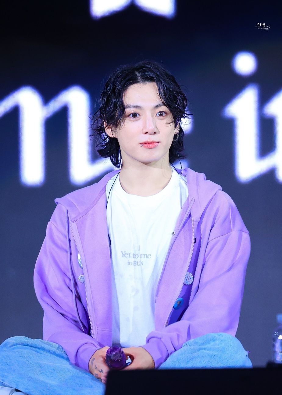 BTS's Jungkook Points Out A Flaw Nobody Noticed In His Weverse Live - Koreaboo