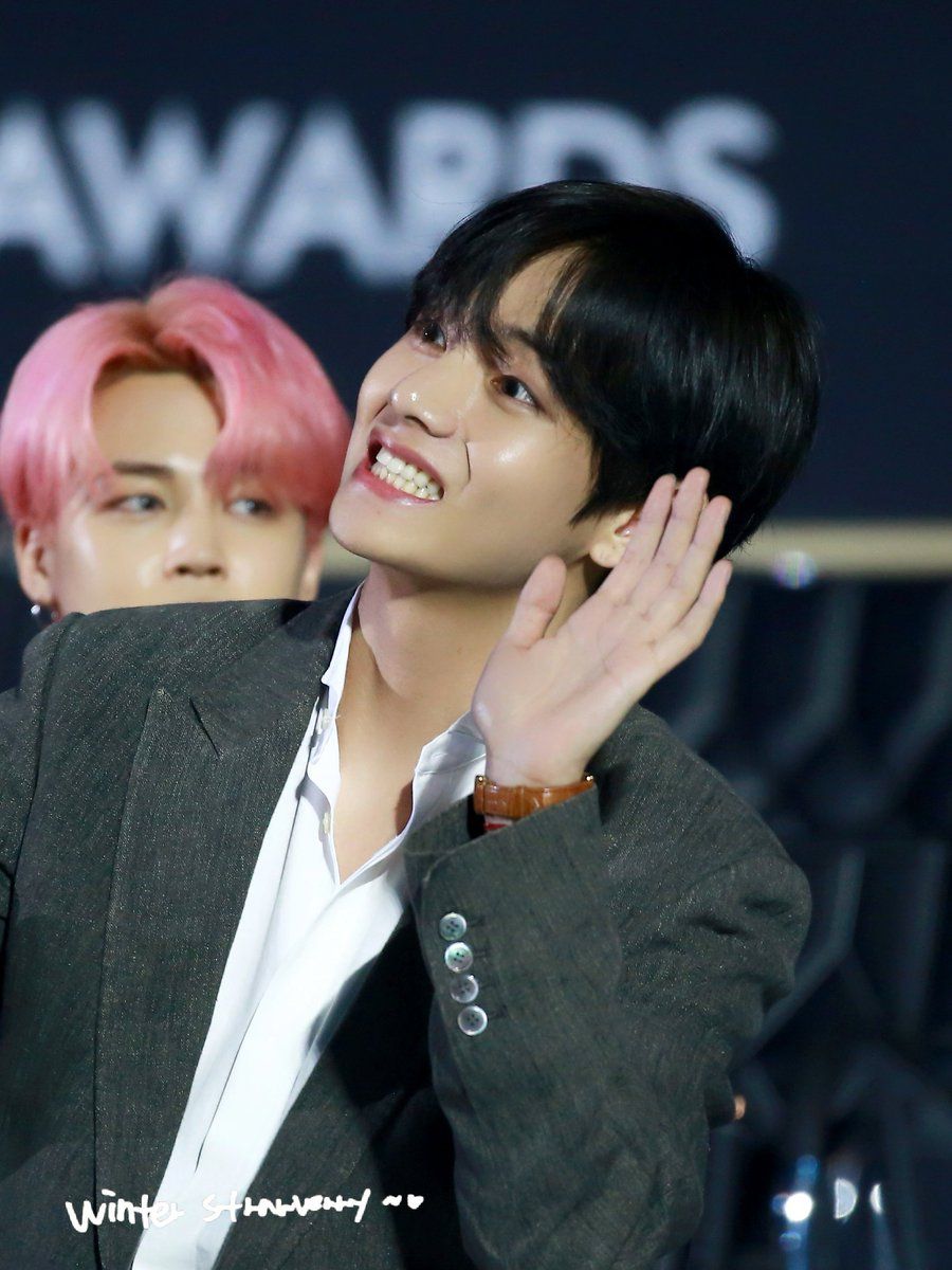 BTS's V Was The Only One To Notice This During "THE FACT MUSIC AWARDS"