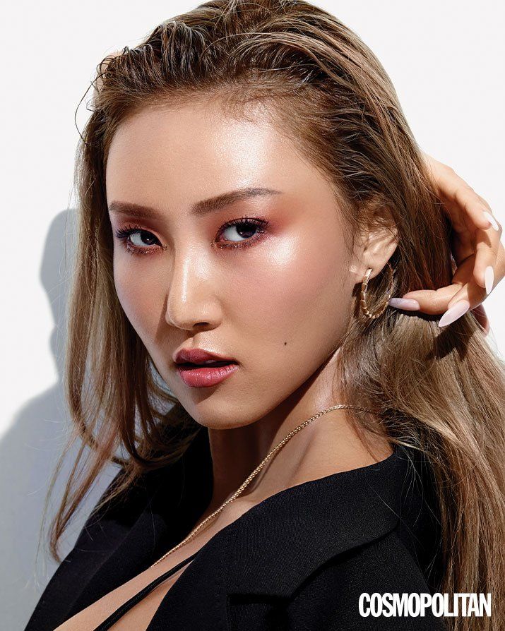MAMAMOO's Hwasa Reveals Her Makeup Routine For Dewy, Bronzed Skin ...