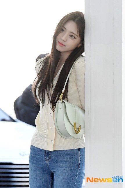 ITZY's Yuna Goes Viral For Her Flawless Visuals In Latest Airport ...